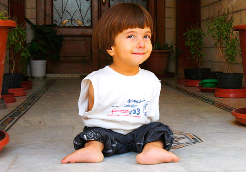 World Amazing Photos: Best Foot Forward For Boy Without Arms