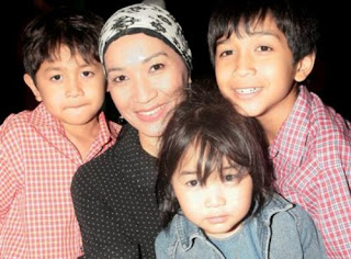 LONIA CELEBRITY: gambar terbaru wan norazlin dan anak2