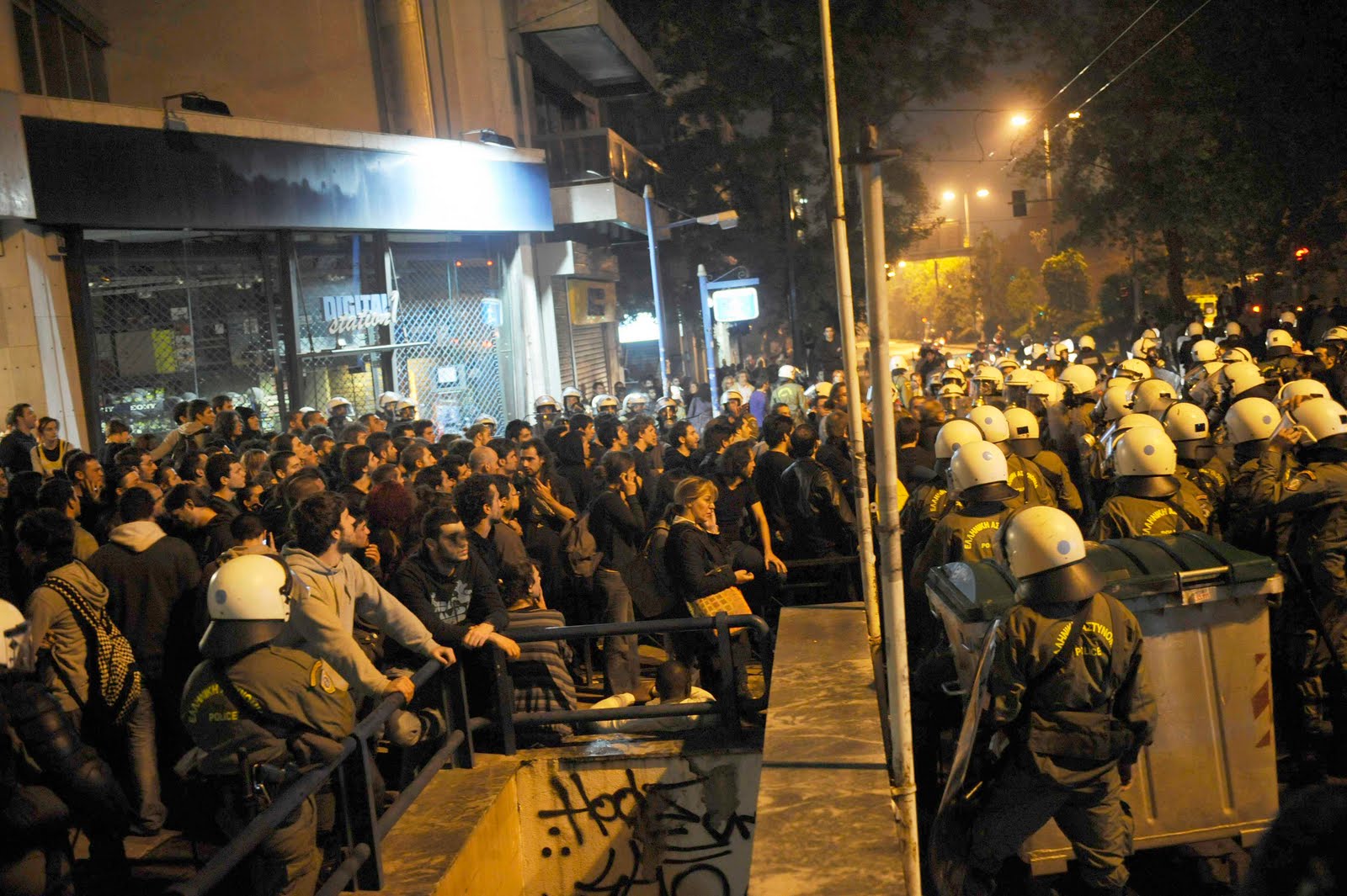 ΠΡΕΖΑ TV ©: ΕΙΚΟΝΕΣ ΑΠΙΣΤΕΥΤΗΣ ΑΣΤΥΝΟΜΙΚΗΣ ΒΙΑΣ...ΑΠΟ ΤΟΥΣ ΜΠΑΤΣΟΥΣ ΤΟΥ ...