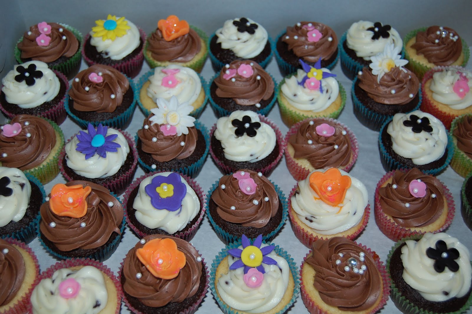 CUSTOMISED CAKES BY JEN: Assorted Cupcakes