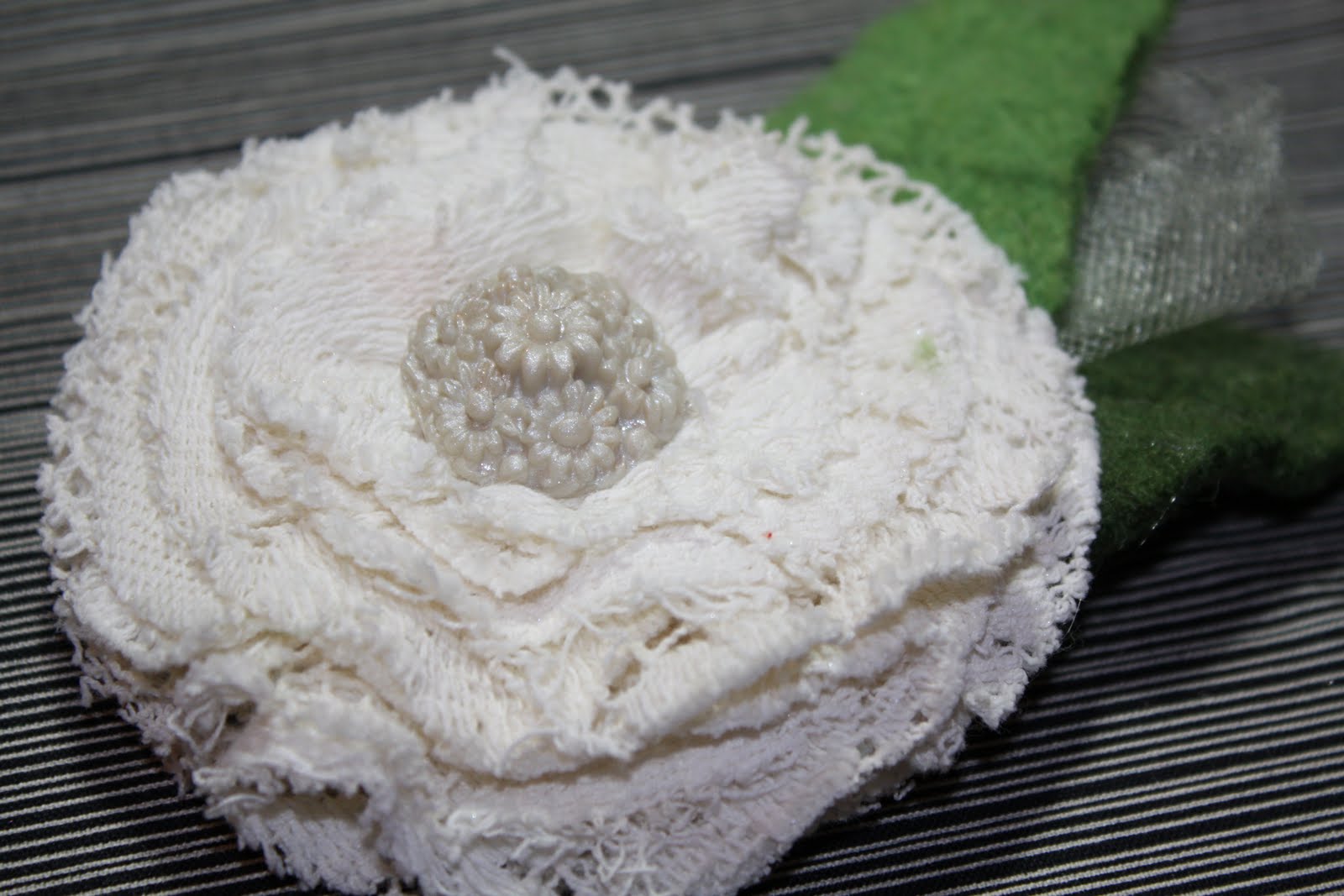 Isa Creative Musings: Upcycled Lace Tablecloth into Flower Pins