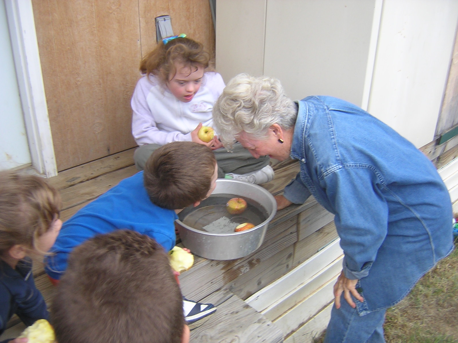 Leisure Acres Campground: Apple Bobbing