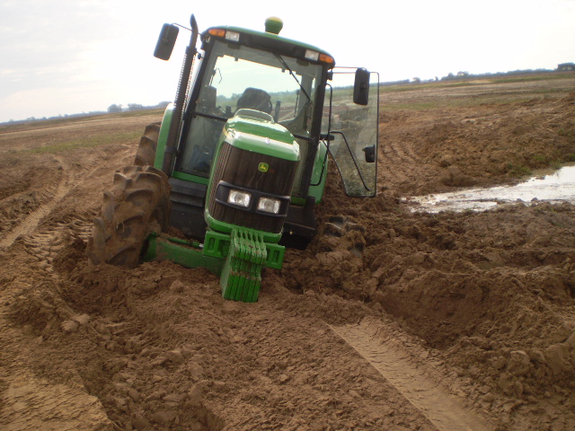 Blog do Gabriel: trator com a plaina atola no açude - BMG alimentos