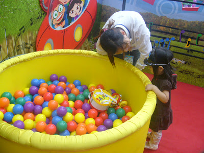 nicole's 2J (jessica and jacelyn): Disney Hoopla Roadshow