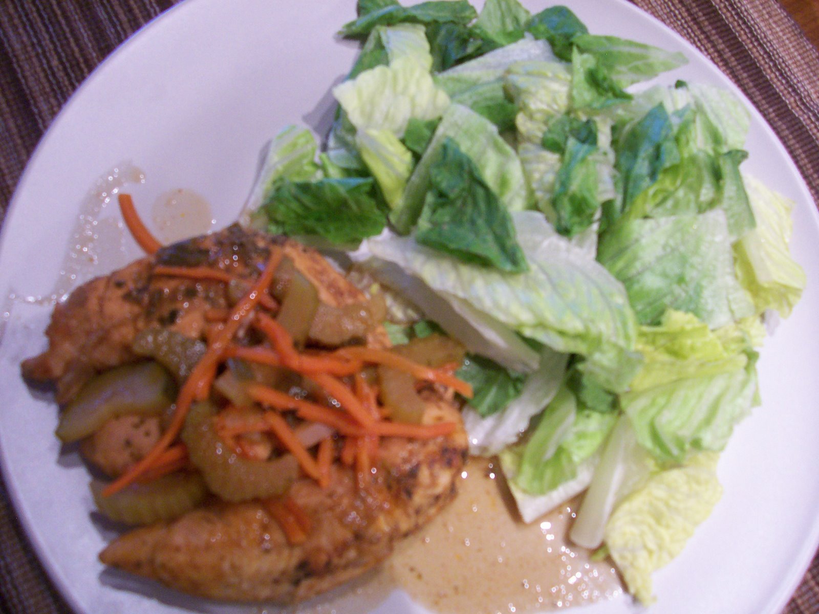 POLLO HERVIDO EN SALSA DE VEGETALES Y BBQ