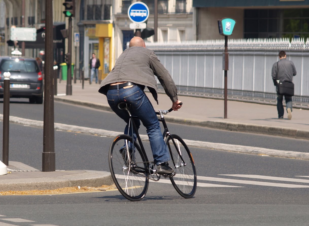 Un Cycliste Parisien / A Parisian Cyclist: Pignon fixe / Fixie Riders!