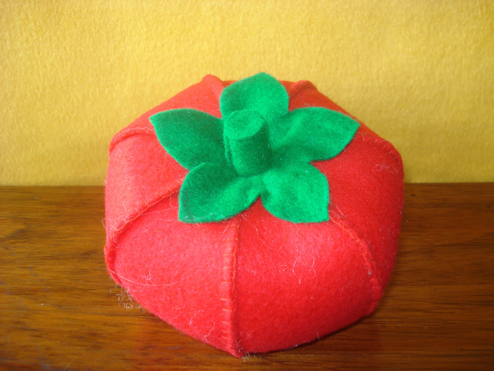 HECHO EN TELA POR VICKY: Tomate alfiletero