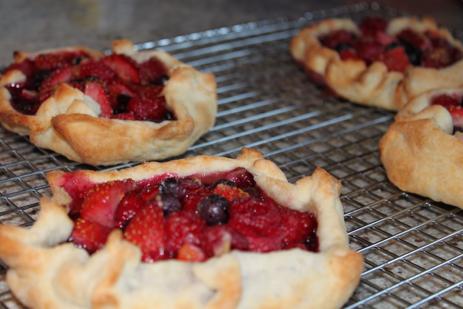 Kelly's Sweet Treats & Delicious Eats: Merry-Berry Tart