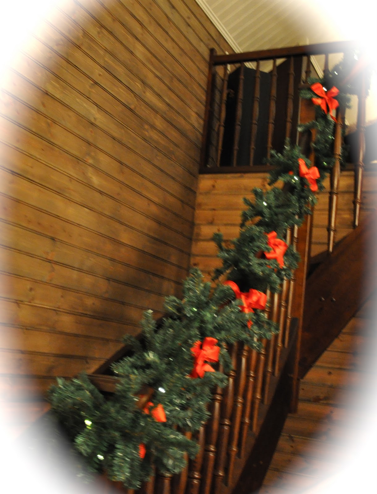 Huset i skogen: Julepynt III, girlander i trappa