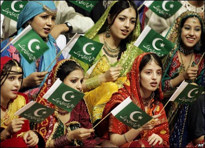 Pakistan lady: Rich and married Pakistani women are happier