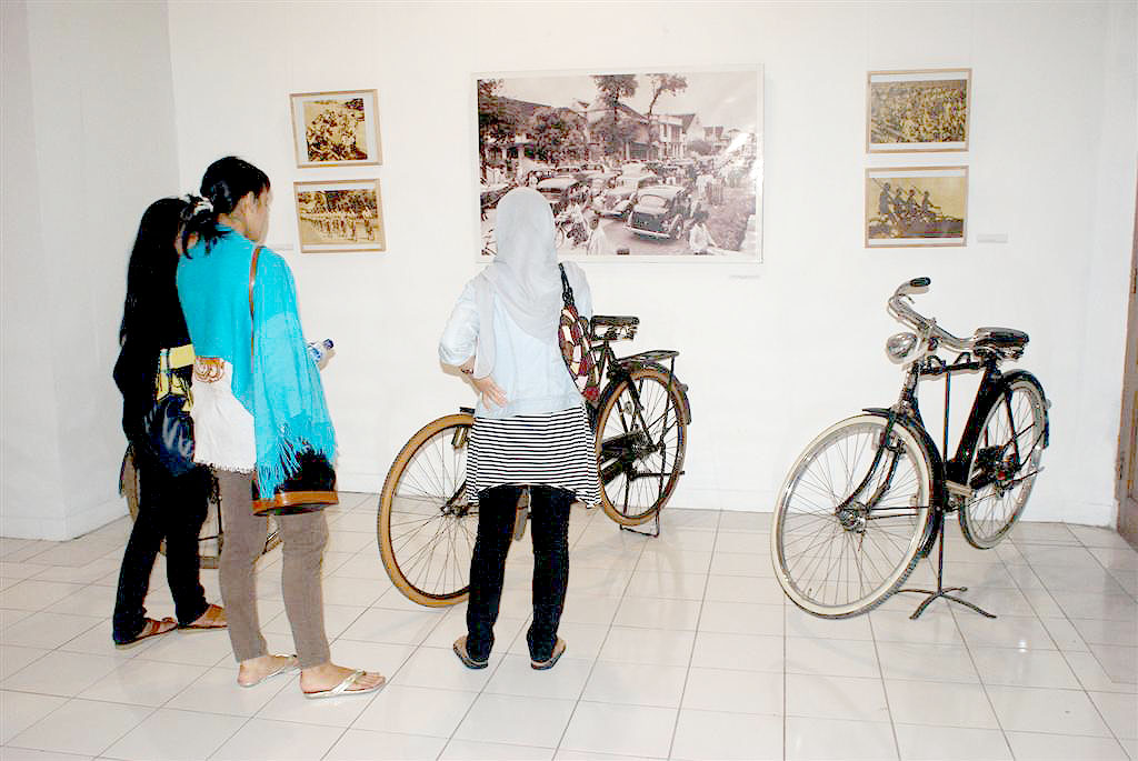 KORAN JOGJA: = Pameran Pit Onthel 2010. INDISCHE FIETSEN. Bentara ...