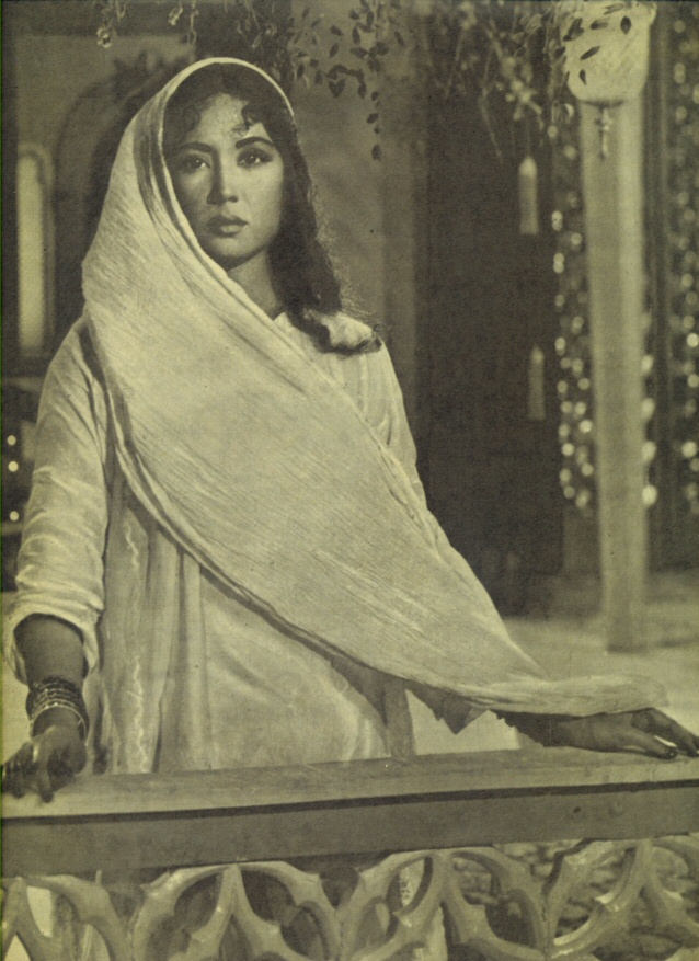 Indian Actrist Wallpaper: Nargis Dutt - Vintage Bollywood Dream girl