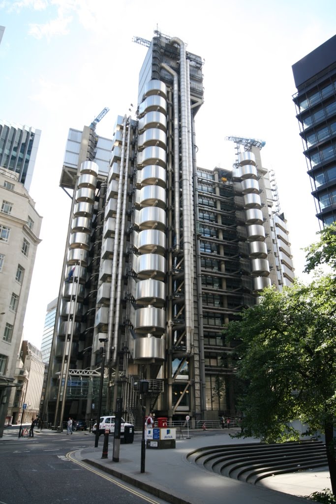 KUMPULAN BANGUNAN UNIK: LLOYD'S BUILDING – London, United Kingdom