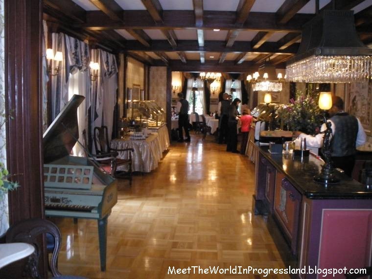Meet The World: Lounge Alley & More At Club 33