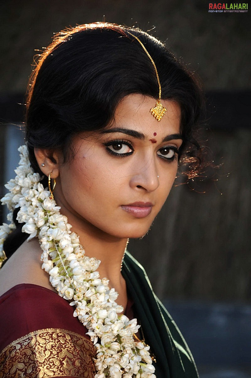 cute photos: Anuska in cute saree photos in panchakshari telugu movie