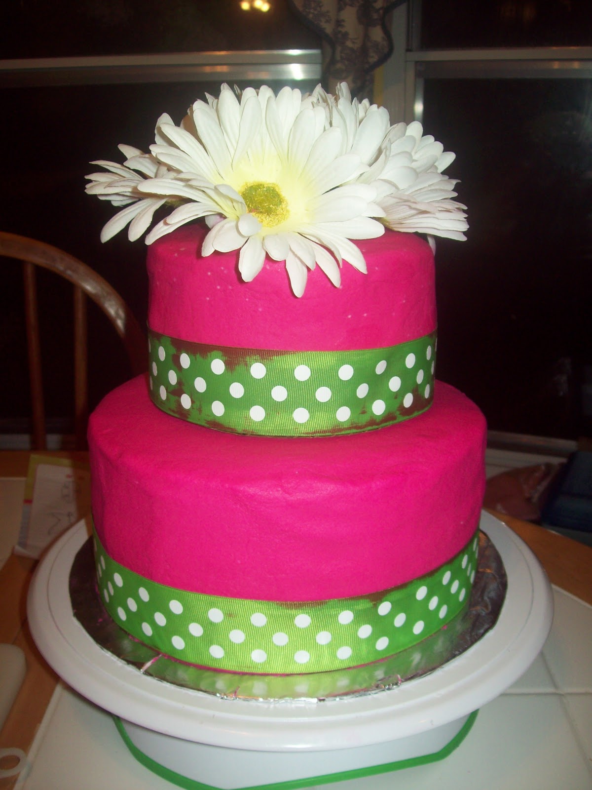 BB Cakes: Ribbon and daisy cake