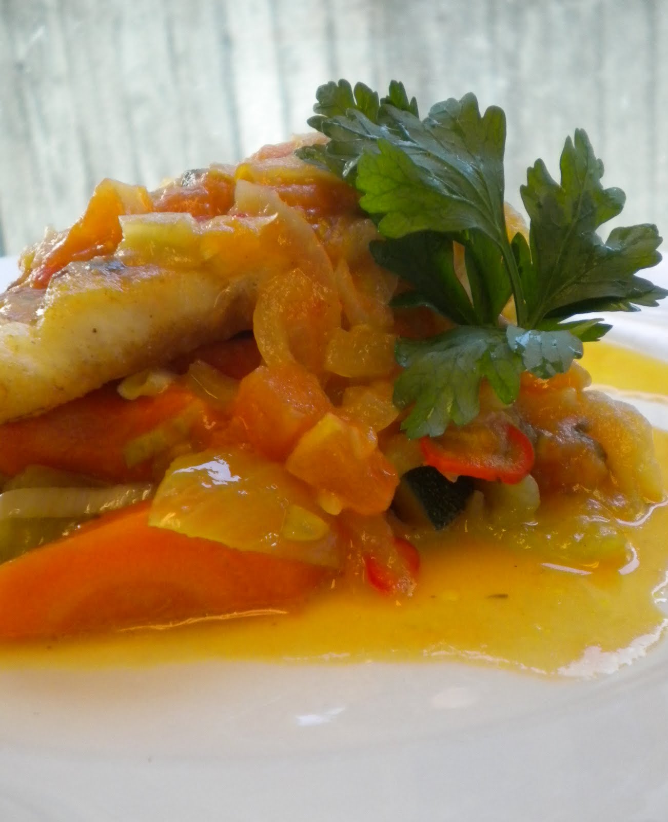 Lunsj med buffet: Pan fried pangasius with rustic tomato sauce