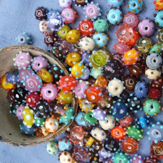 Lucru-acasa: Insirat margele la domiciliu