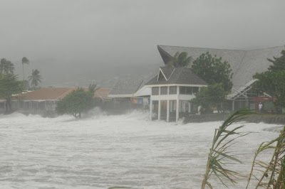 TAHITI HERALD TRIBUNE: En direct du cyclone OLI....