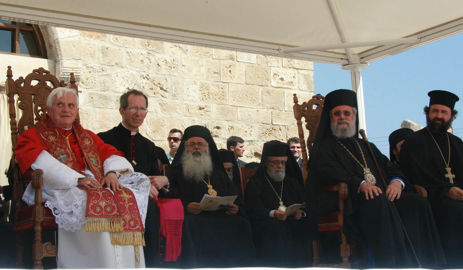 Ιδιωτική Οδός: Ο ΠΑΠΑΣ ΒΕΝΕΔΙΚΤΟΣ ΣΗΜΕΡΑ ΣΤΗΝ ΚΥΠΡΟ