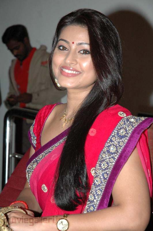 Sneha Cute in Saree Photos, Sneha Latest Red Saree Stills | New Movie ...