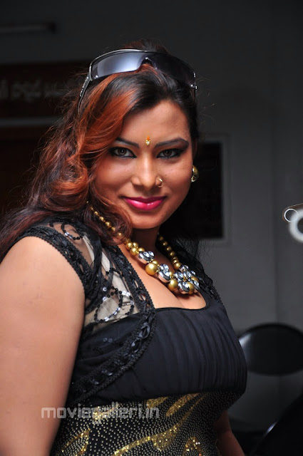 Telugu Actress Sushmita Hot Stills, Sushmita Hot Photo Gallery ~ Cinindya