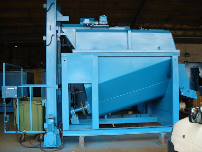 Dust screw and more: Dust-Screw refuse handling equipment with a bin lifter