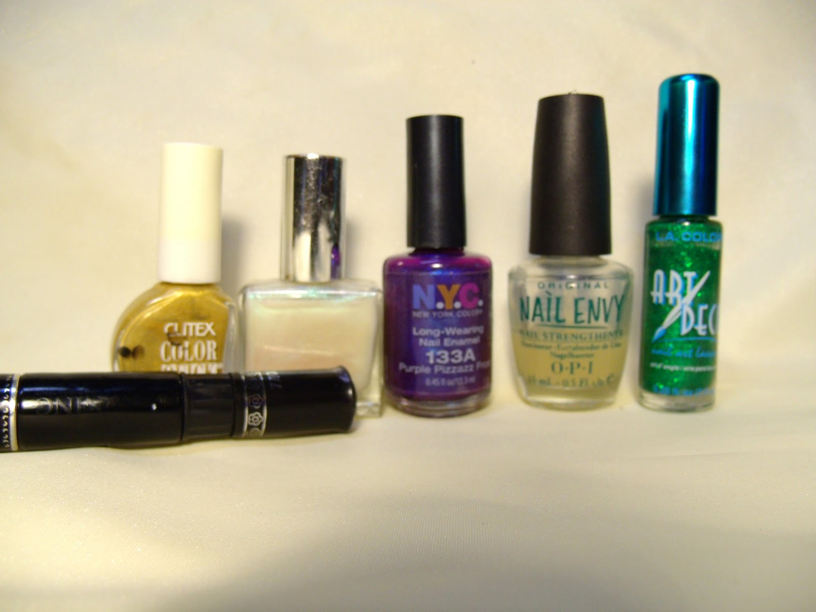 kitsch idiosyncrasies: Mardi Gras nails