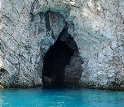 World Most Amazing Places: Blue Grotto Cave – Italy