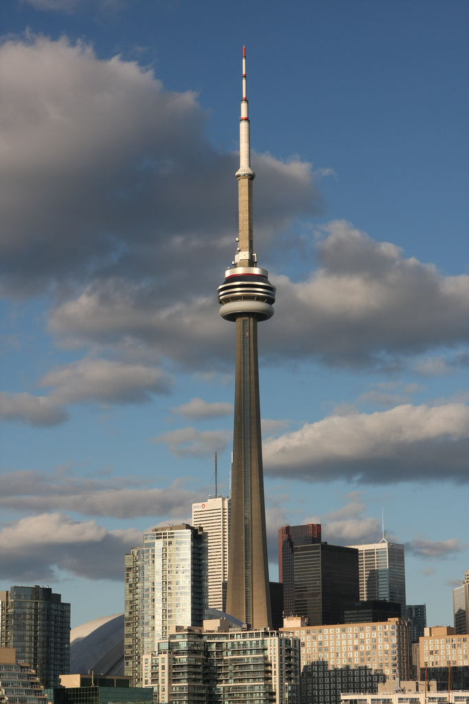 Con una altura de más de 550 metros, la Torre #CN, era la estructura ...