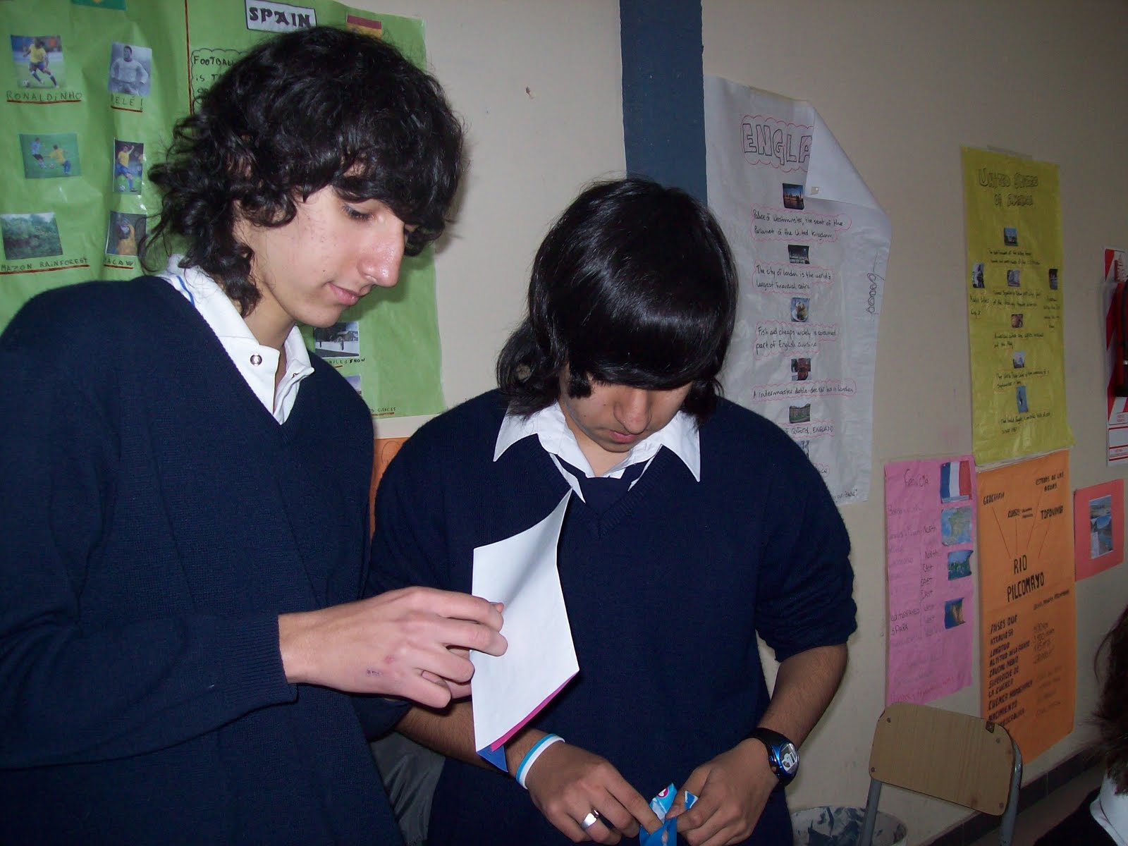 PINTAPALABRAS: "UN AMIGO EN OTRO PAÍS" Leyendo las cartas.