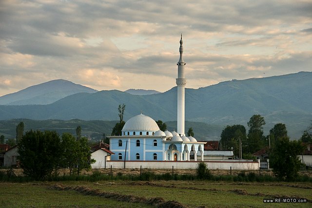 ISLAM ESPAÑA: Mezquita en el paisaje verde de Macedonia