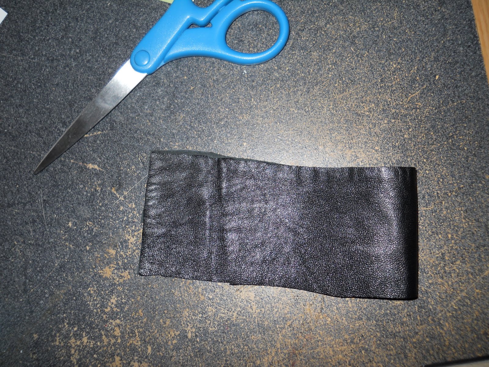 La Bouilloire Noire: DiY Leather Cuff
