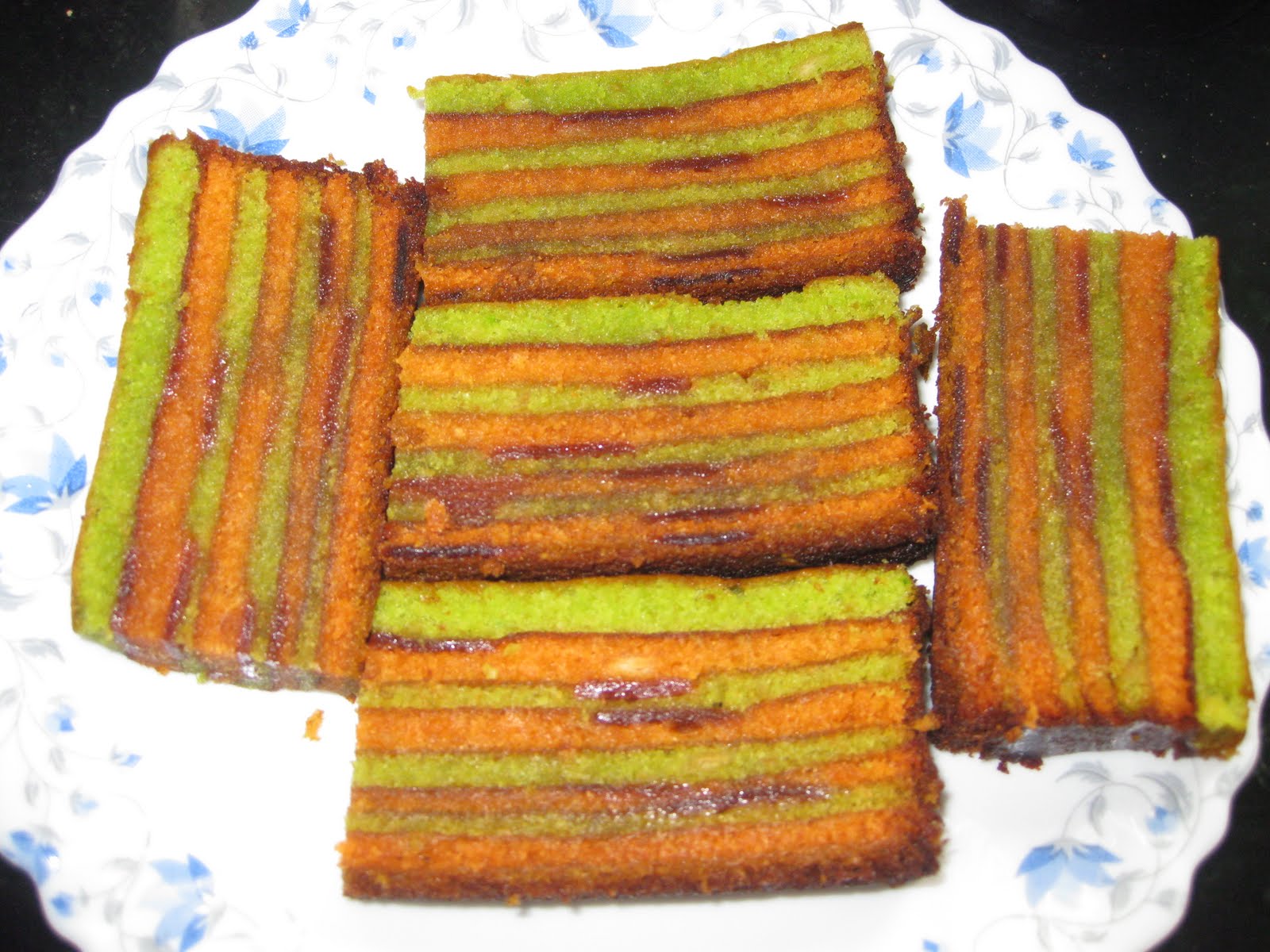 Aini Marisha: Kek Lapis Sarawak-Kek Lapis Masam Manis