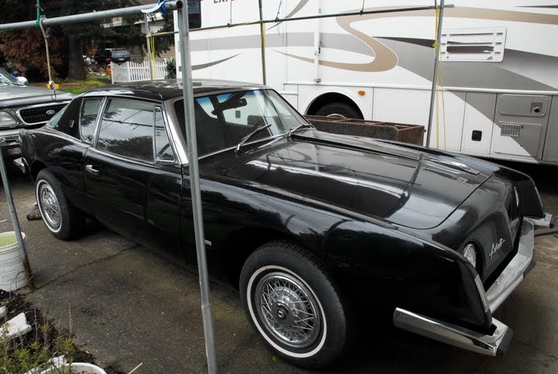 OLD PARKED CARS.: 1963 Studebaker Avanti R3.