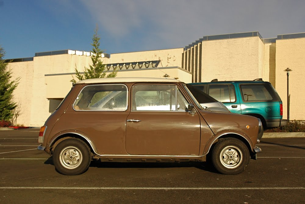 OLD PARKED CARS.: 1971 Innocenti Mini Cooper Mk3.