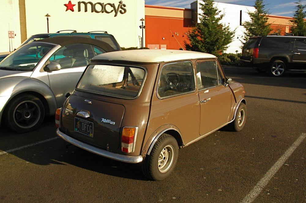OLD PARKED CARS.: 1971 Innocenti Mini Cooper Mk3.