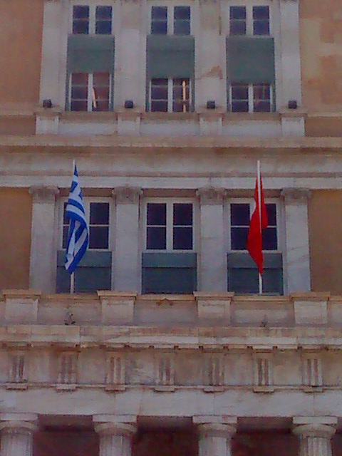 ΣΚΕΦΤΟΜΑΣΤΕ ΕΛΛΗΝΙΚΑ: Η ΤΟΥΡΚΙΚΗ ΣΗΜΑΙΑ ΑΝΕΜΙΖΕΙ ΣΤΗΝ ΕΛΛΗΝΙΚΗ ΒΟΥΛΗ ...
