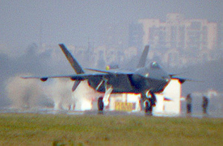 Black Horizon: New Chengdu J-20 photos.