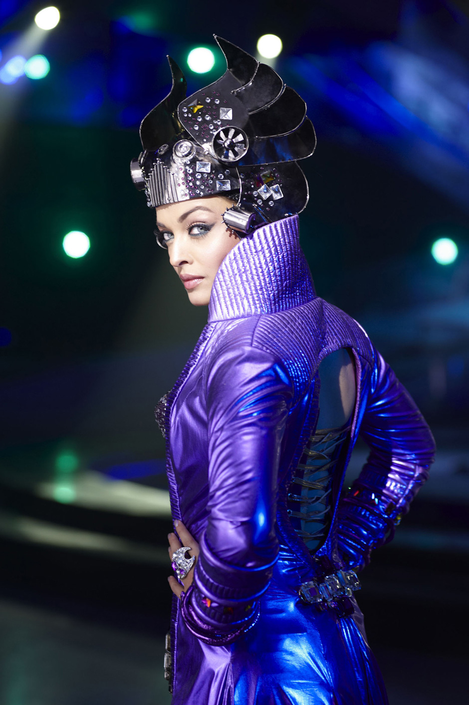 GOLDEN STAR GANESH: Kannada Actor RAJANI in Robot Images& TRAILER