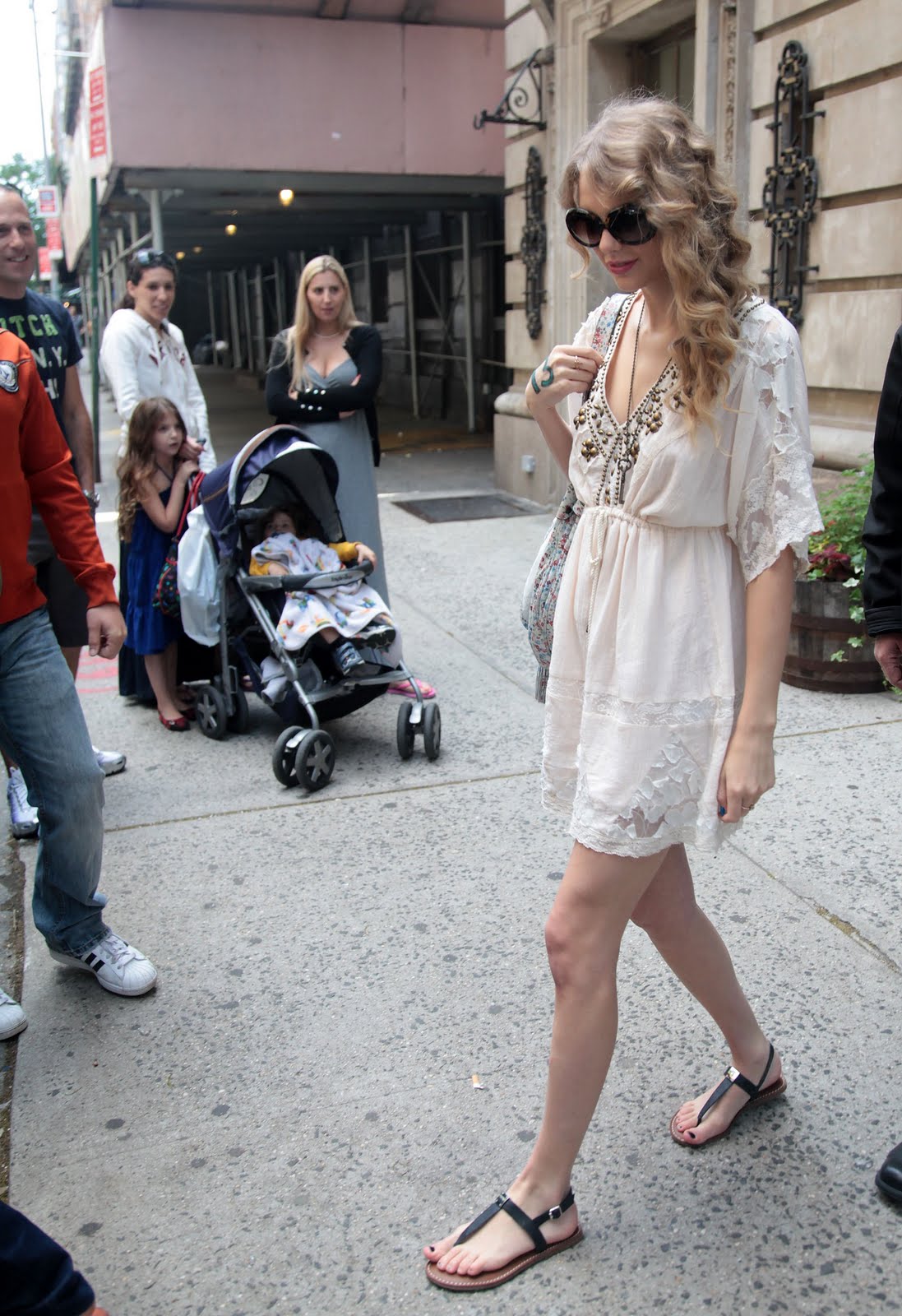 pies de belinda peregrin y sandalias de belinda: Pies de Taylor Swift