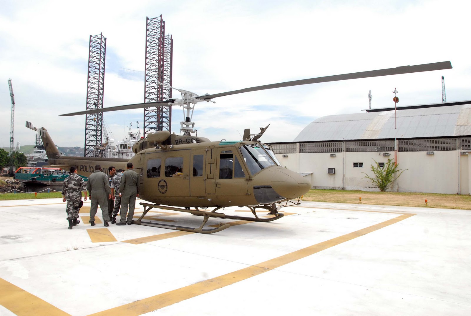 Bope recebe helicóptero blindado já apelidado de "Caveirão do Ar".