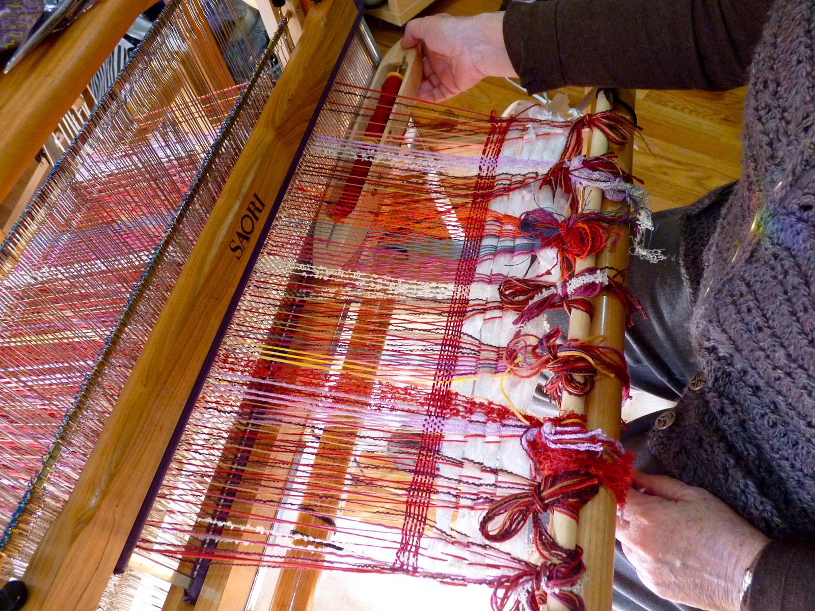 CENTERING WITH FIBER: susan is a new Saori loom owner