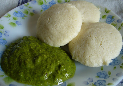 Mom's Cooking: Idlis with a simple green chutney