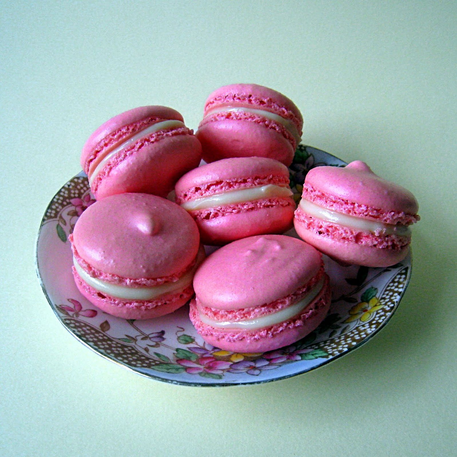Delicious Delicious Delicious: Rose Macarons