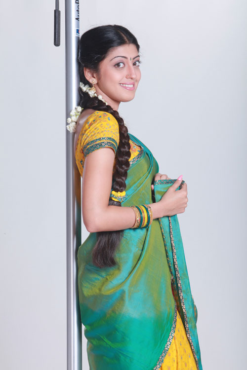 GOOD WALLPAPERS: Pranita (Heroine) Movie PHOTO GALLERY