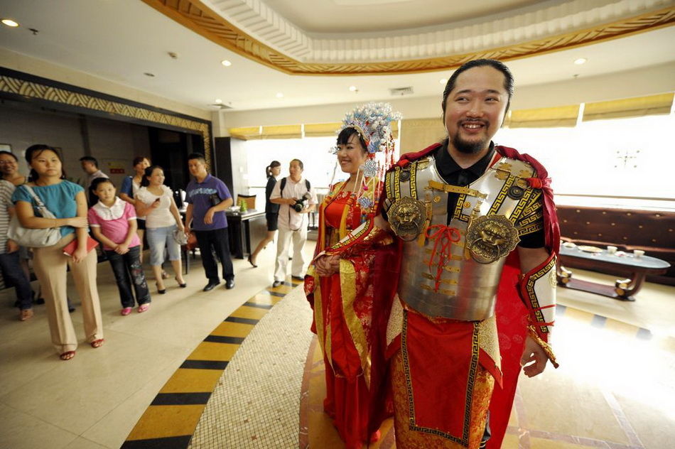 FUN GREEDY: Chinese Groom Wearing Armor at the Wedding