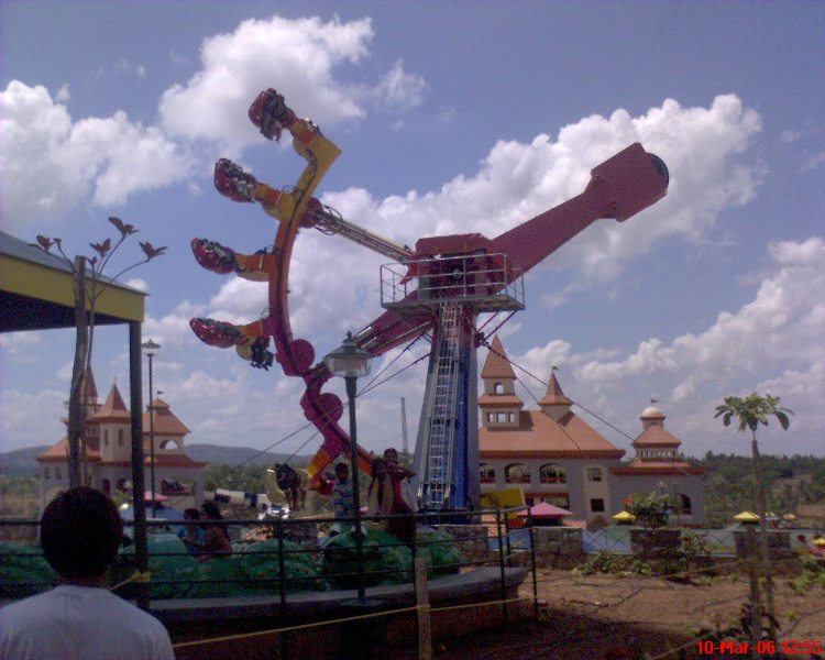 Lonely Voyagers - The Journey to the Unknown: Wonder La - Amusement park