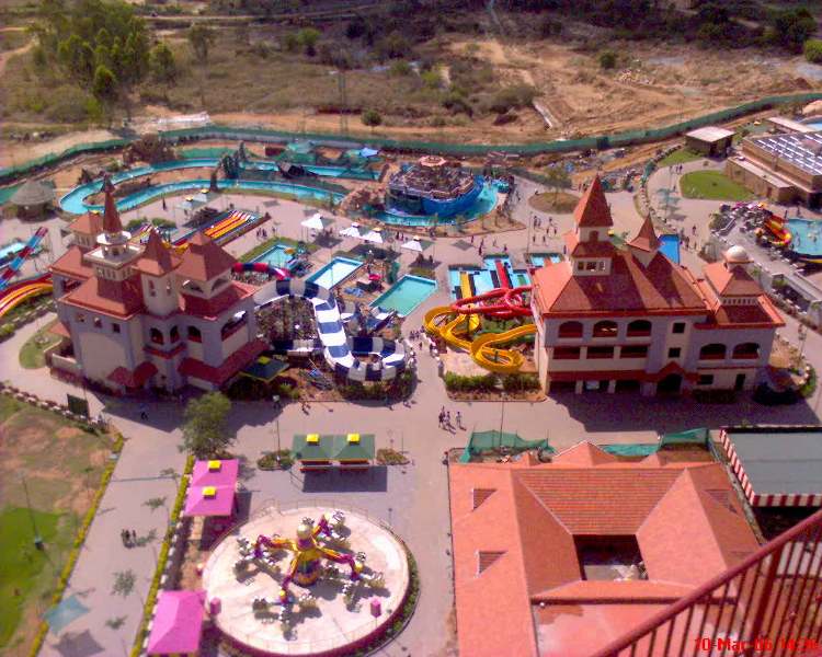 Lonely Voyagers - The Journey to the Unknown: Wonder La - Amusement park