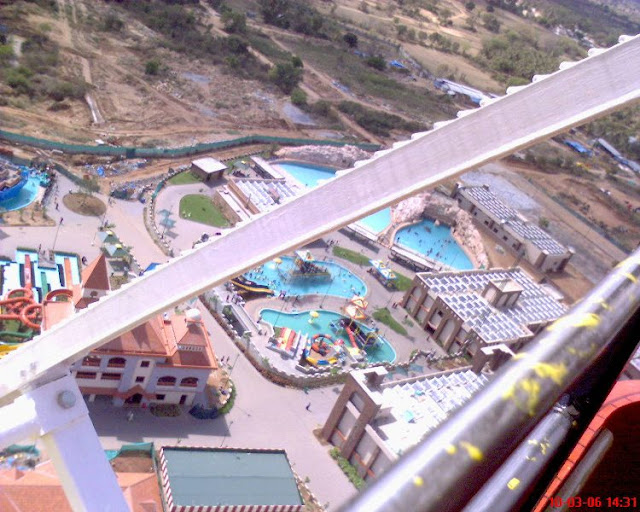 Lonely Voyagers - The Journey to the Unknown: Wonder La - Amusement park